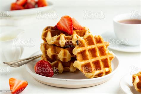 맛있는 아침 식사 꿀과 딸기를 곁들인 벨기에 와플 차 흰색 나무 배경 상단 보기 의 컵 0명에 대한 스톡 사진 및 기타 이미지