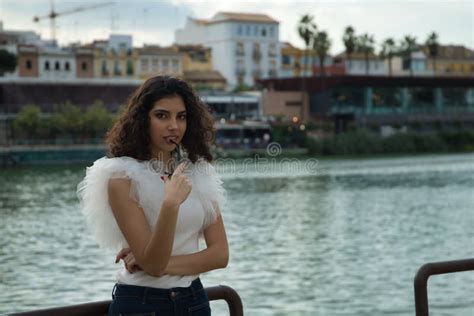 Morena Joven Y Hermosa Con Pelo Rizado Con Una Agradable Sonrisa Con