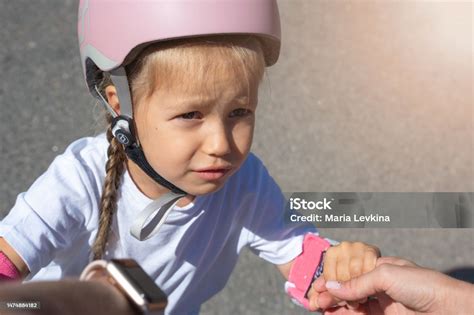 여름에 공공 공원에서 인라인 스케이트 롤러에서 스케이트를 타는 것을 어린 딸에게 가르치는 어머니 가족 레저 야외 스포츠 활동 게임 네거티브 공간 복사 2명에 대한 스톡 사진