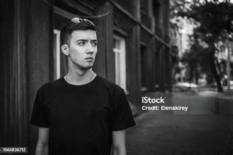 오래 된 건물 근처에 서는 슬 프 고 잠겨있는 잘생긴 젊은 남자의 흑백 초상화 가냘픈에 대한 스톡 사진 및 기타 이미지 가냘픈 갈색 머리 개인 장식품 Istock