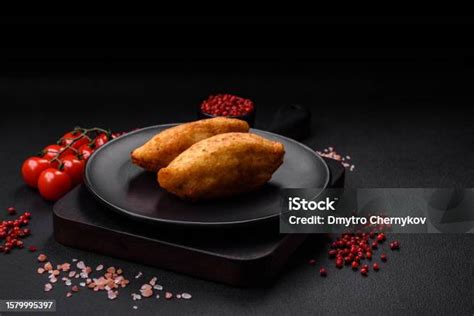 닭고기와 야채 향신료와 소금으로 속을 채운 맛있는 구운 감자 커틀릿 가금류에 대한 스톡 사진 및 기타 이미지 가금류 감자 요리 건강한 식생활 Istock