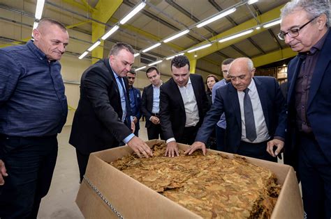Премиерот Заев ја посети грчката фабрика за откуп преработка и продажба на тутун „СЕКЕ“ во