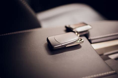 자동차 키를 전달합니다 자른된 근접 촬영 자동차 딜러 자동차 키 카메라 Copyspace 자동차 대리점 살롱 매니저 세일즈 맨을