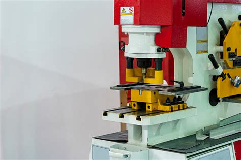 소형 유압 펀치 전단 벤더 및 다양한 모양 금속을 절단하기위한 노칭 기계 예 둥근 막대 각도 굽힘 사각형 평판 U 채널 등 각도에 대한 스톡 사진 및 기타 이미지 Istock