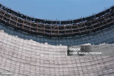 체르노빌 배제 구역인 프리피야트에 있는 원자로 건물의 냉각 스택 체르노빌 원자력 발전소 우크라이나 소련 에서 소외의 지역 0명에 대한 스톡 사진 및 기타 이미지 Istock