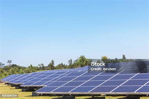 다 결정 실리콘 태양 전지 또는 태양광 발전소 태양광 발전의 행 배열을 닫습니다 배터리 전원에 대한 스톡 사진 및 기타 이미지