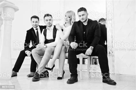 3 세련 된 흰색 드레스에 금발 여자 행 세 하나 잘 입고 남자 수염 뮤지션 밴드 또는 수입니다 가득 찬에 대한 스톡 사진 및 기타 이미지 Istock