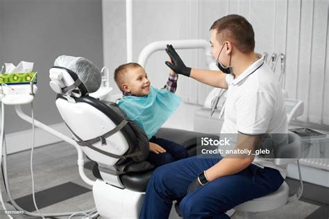 아이 치과 치료와 현대 화이트 치과에 그의 의사에 게 하이 파이브 후 행복 합니다 2명에 대한 스톡 사진 및 기타 이미지 2명 건강 진단 건강관리와 의술 Istock