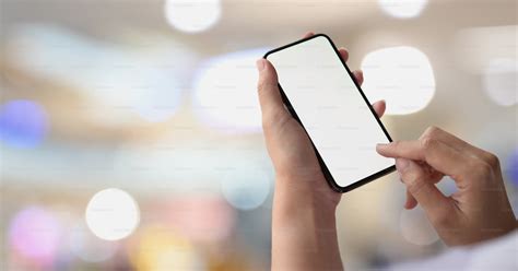 보케 배경 위에 빈 화면을 보여주는 휴대 전화를 가진 남자 사진 Unsplash의 손가락 이미지