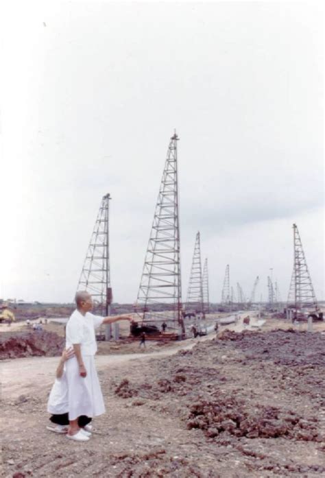 คุณยายอาจารย์มหารัตนอุบาสิกาจันทร์ ขนนกยูง ผู้ให้กำเนิดวัดพระธรรมกาย ภาพเก่า ขนนกยูง