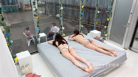 [dvdms 929] 顔出しmm号 ザ・マジックミラー お買い物中の美人妻同時寝取り企画！仲良し奥様2人組がオイル素股マッサージ体験