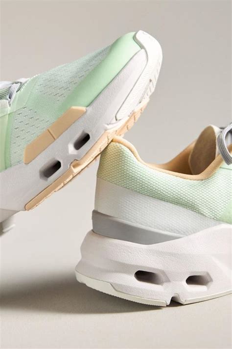 Cloudpulse 스니커즈에 앤트로폴로지 한국 공식 스토어 유니크한 여성 패션 및 라이프스타일 편집샵 200개이상의 프리미엄 브랜드 여성 의류 액세서리 홈