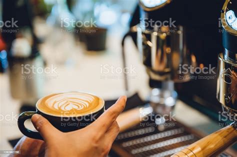 바리스타 메이킹 라떼 아트 우유와 커피 한 잔에 초점 빈티지 필터 이미지 갈색에 대한 스톡 사진 및 기타 이미지 갈색