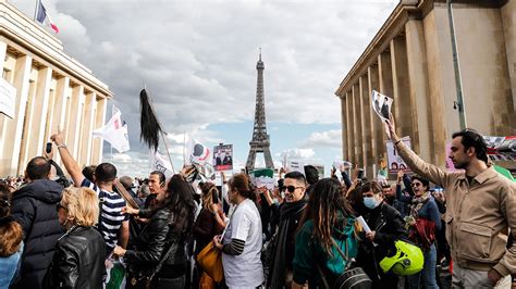 이란 히잡 불량 착용 여성 의문사에 영국 · 프랑스서도 연대시위