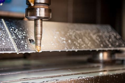 Cnc 밀링 머신은 인덱싱 가능한 엔드밀 공구로 사출 금형 부품을 거칠게 절단합니다 0명에 대한 스톡 사진 및 기타 이미지 0명 Cnc 장치 가볍게 두드리기 Istock