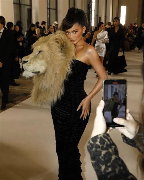 El Extravagante Vestido De Kylie Jenner Tiene Una Cabeza De León En El