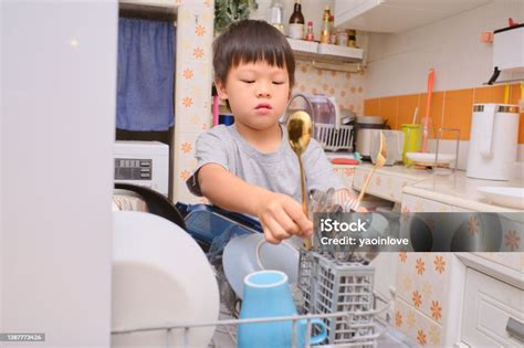 아시아 어린이 는 집에서 부엌에서 식기 세척기 설거기 재밌는 요리 설거지 중국 민족에 대한 스톡 사진 및 기타 이미지 중국 민족 청소하기 4 5세 Istock