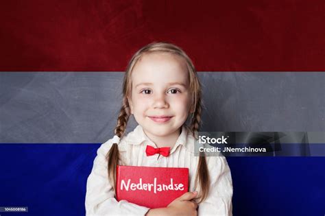 아름 다운 아이 소녀 웃 고 Netherlandish 언어 학교에 책을 들고 학습 네덜란드어 기에 대한 스톡 사진 및 기타 이미지 Istock