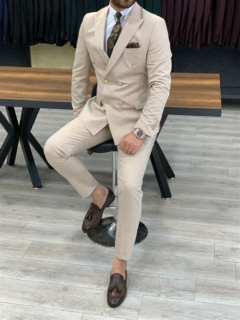 7 Ideas De Traje Arena Para Guardar Hoy Combinacion De Ropa Hombre