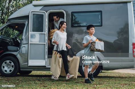 캠핑을위한 야외 의자와 테이블을 준비하는 아시아 중국인 가족 가족에 대한 스톡 사진 및 기타 이미지 가족 화물차 차 Istock