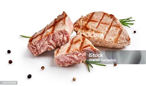 로즈마리와 흰 향신료를 곁들인 참치 스테이크 2개 참치 생선 슬라이스와 허브 참치 해산물에 대한 스톡 사진 및 기타 이미지 참치 해산물 굽기 캔 Istock
