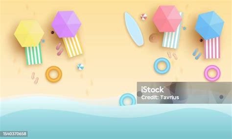 우산 공 수영 반지 선글라스 서핑 보드 모자 샌들 주스 불가사리 바다가 있는 해변 배경 종이 공예 스타일로 여름 해변의 공중