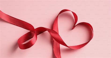 분홍색 배경에 레드 하트 모양의 리본 해피 발렌타인 데이 또는 어머니의 날 개념 사진 Unsplash의 추상적인 이미지