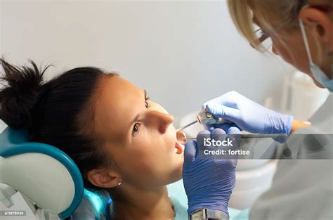 치과에서 환자의 치아를 치료하는 아름다운 여성 치과 의사 간호사에 대한 스톡 사진 및 기타 이미지 간호사 개념 개념과 주제 Istock