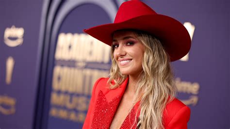 Lainey Wilson Fue Escupida Durante Un Concierto Hice Contacto Visual Con Ella Fox News