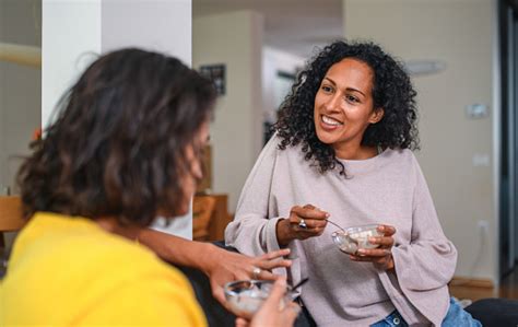 함께 실내에서 아이스크림을 먹는 히스패닉 어머니와 아들 아이스크림에 대한 스톡 사진 및 기타 이미지 아이스크림 가정 생활 성인 Istock