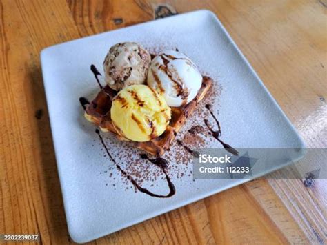 커피 아이스크림 볼 바닐라 아이스크림 볼 망고 아이스크림 볼 초콜릿 소스를 곁들인 맛있는 벨기에 와플 디저트 음식 메뉴 0명에 대한 스톡 사진 및 기타 이미지 Istock