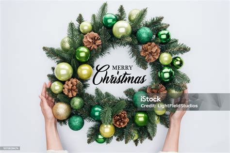 메리 크리스마스 글자는 흰색 절연와 크리스마스 화 환을 들고 여자의 자른된 샷 겨울에 대한 스톡 사진 및 기타 이미지 겨울 계절 나무 Istock