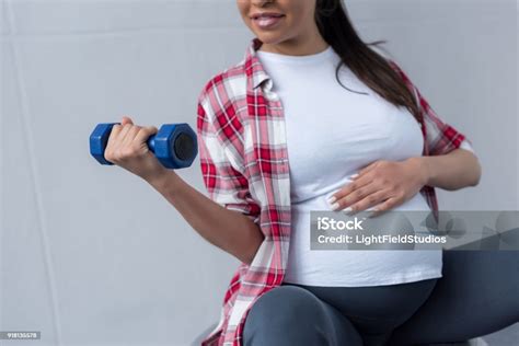 아령으로 운동 하는 아프리카계 미국인 임신한 여자의 보기를 자른 가정 생활에 대한 스톡 사진 및 기타 이미지 가정 생활 건강한 생활방식 기대 Istock