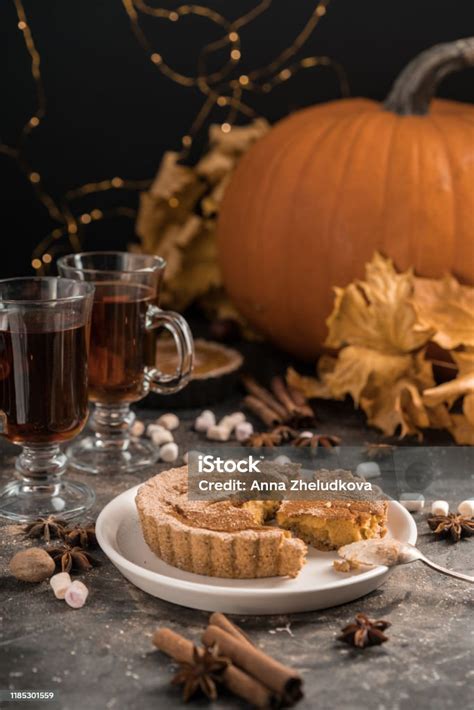 호박 수제 비건 파이와 향신료 계피 아니스 어두운 테이블 배경에 고릴로우 건조 단풍 장식 오렌지 호박 수확 가을과 추수 감사절