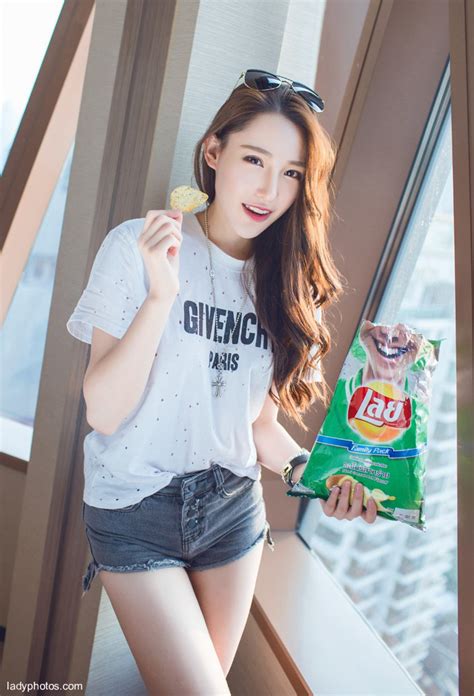 섹시 여신 달콤 한 여전히 롱 다리 미녀 유 이 닝 린 속옷 포 토 샵 레이디사진