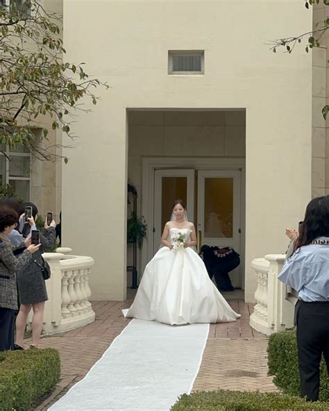 프롬히얼 웨딩 디렉팅 야외결혼식 야외웨딩 신부가 입장을 하고 한걸음 한걸음 내딛는 시간 아버지의 손을 잡고 눈을 맞추고 앞으로 나아가는 순간 제일 좋아하는 장면 중