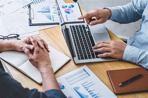 재무 데이터 및 마케팅 성장 보고서 그래프로 분석하는 비즈니스 팀 협업 팀 기업의 이익을 창출하는 전략 계획에 대한 프레젠테이션 및 브레인스토밍 계약서에 대한 스톡 사진 및