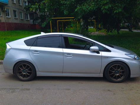 Немного занизился — Toyota Prius (30), 1,8 л, 2010 года | тюнинг | DRIVE2