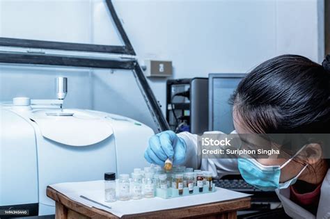 여성 과학자는 푸리에 변환 적외선 분광법 Ftir 기기로 분석하기 위해 바이알에서 샘플을 확인합니다 Stem 주제에 대한 스톡 사진 및 기타 이미지 Istock