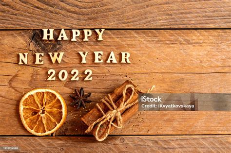 계피 스틱 말린 오렌지 조각 스타 아니스 및 사본 공간이있는 나무 배경에 2022 년 행복한 새해를 인용하십시오 맨 위 보기입니다 크리스마스와 새해 축하 개념 2022년에