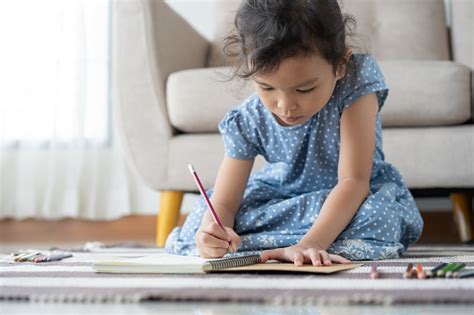 귀여운 소녀는 숙제를 그리기와 그녀의 집에서 종이에 펜으로 쓰기 개념에 대한 스톡 사진 및 기타 이미지 개념 개념과 주제 공부 Istock