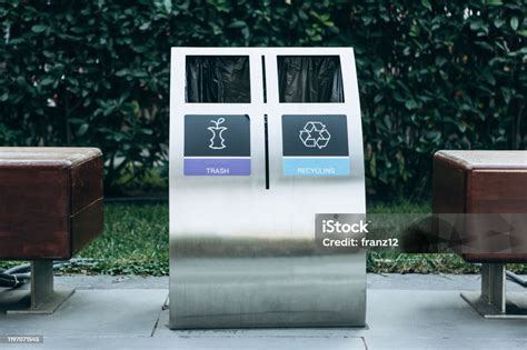 쓰레기와 재활용 쓰레기의 분리 수거를 위한 현대식 쓰레기통 쓰레기통에 대한 스톡 사진 및 기타 이미지 쓰레기통 지력 0명 Istock