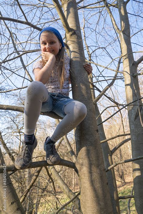 Foto De Junges Hübsches Und Wildes Mädchen Im Wald Beim Klettern In