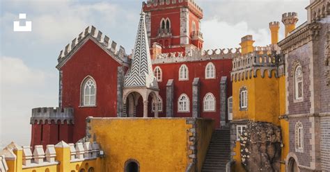 맑고 푸른 하늘 아래 노란색과 빨간색 콘크리트 건물 사진 Unsplash의 무료 포르투갈 이미지