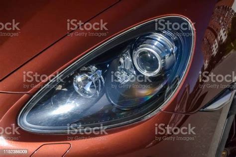 앞면에 회색 벽과 화창한 여름 날에 판매 하기 전에 청소 후 갈색 색상 포 르 쉐 카이엔 958 2013의 전면 제 논 전조 등 보기 제논에 대한 스톡 사진 및 기타 이미지