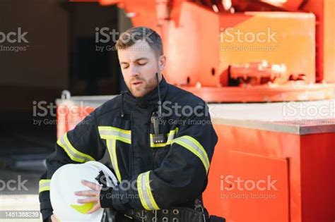 소방차 근처에 서 있는 소방관 비상 안전 보호 위험으로부터의 구조 구조에 대한 스톡 사진 및 기타 이미지 구조 군복 군용헬멧 Istock