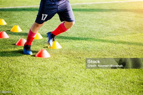 축구 선수 조깅 하 고 콘 마커 축구 훈련에 대 한 녹색 인공 잔디를 사이 이동 Championship에 대한 스톡 사진 및