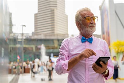 태국 방콕의 시암 스퀘어 몰에서 세련 된 옷을 입고 수석 잘생긴 남자의 초상화 60 64세에 대한 스톡 사진 및 기타 이미지 60 64세 60 69세 건물 외관