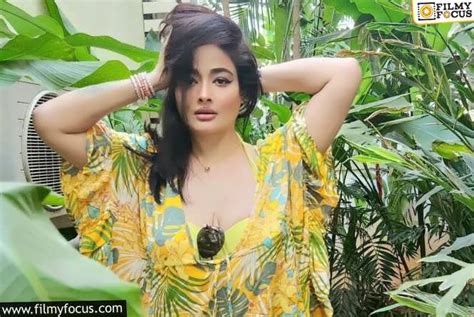 Kiran Rathod முன்னழகை காட்டி கவர்ச்சி போஸ் கொடுத்த கிரண் வைரலாகும் ஸ்டில்ஸ் Filmy Focus