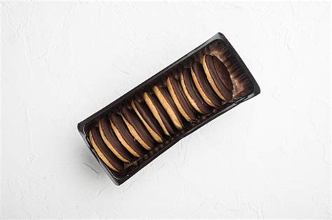 디저트용 폴란드 초콜릿 칩 쿠키 플라스틱 트레이 용기 플라스틱 트레이 용기 화이트 스톤 테이블 배경 상단 보기 플랫 레이 텍스트 복사 공간 쿠키에 대한 스톡 사진 및 기타